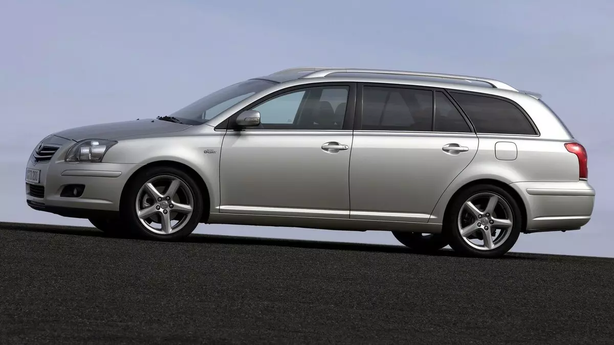 在照片中：Toyota Avensis Wagon' 2006-08