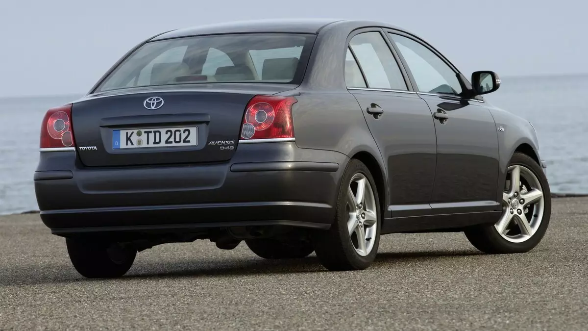 На фото: Toyota Avensis Sedan '2006-08