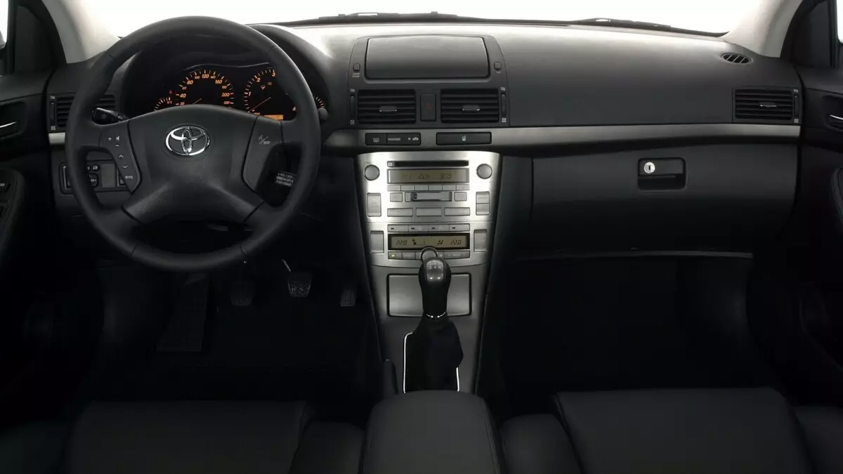 TOYOTA AVENSIS T250 met kilometers: blinde koplampen en slecht hangend karakter 35273_9