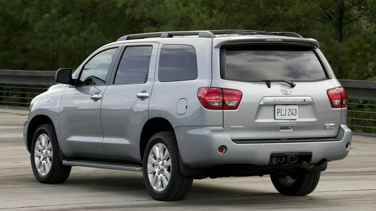 Land Cruiser en esteroides: paga a pena comprar a Sequoia de Toyota por 2.500.000 rublos? 35303_3