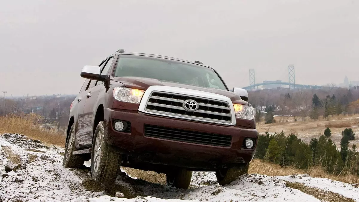 Land Cruiser en esteroides: paga a pena comprar a Sequoia de Toyota por 2.500.000 rublos? 35303_7