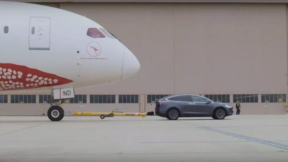 Tesla Crossover გახდა Tug თვითმფრინავი 35329_5