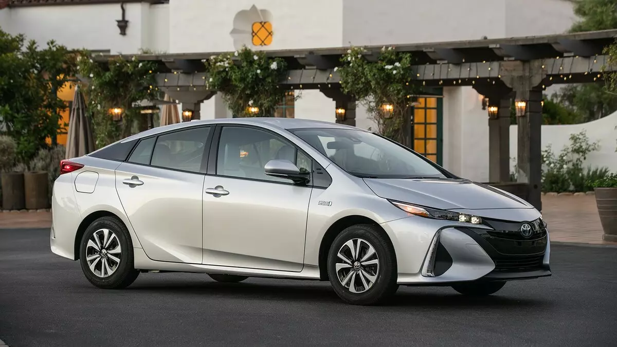 A fotóban: Toyota Prius Prime