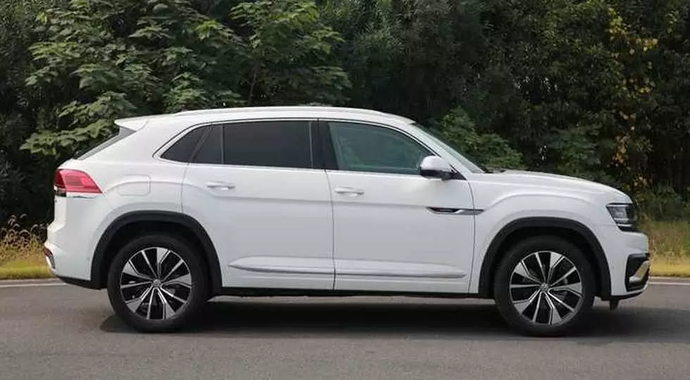 UMzalwan 'uVolkswagen Tiguan uya kuba nenguqulelo yomthengisi. Kwi-teramont nayo 35415_6