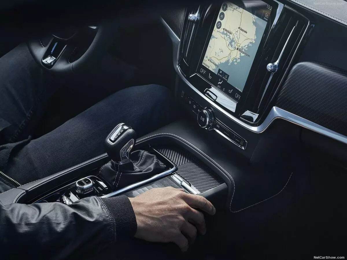 Awọn idanwo akọkọ Volvo V90 D4 R-Delopin: Nigbati yiyi awọn duru duru 35458_8