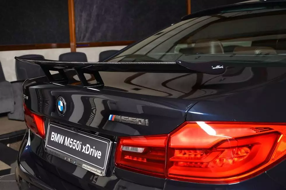 Erebî BMW M550i bi tunekirina hişk radibe 35669_10