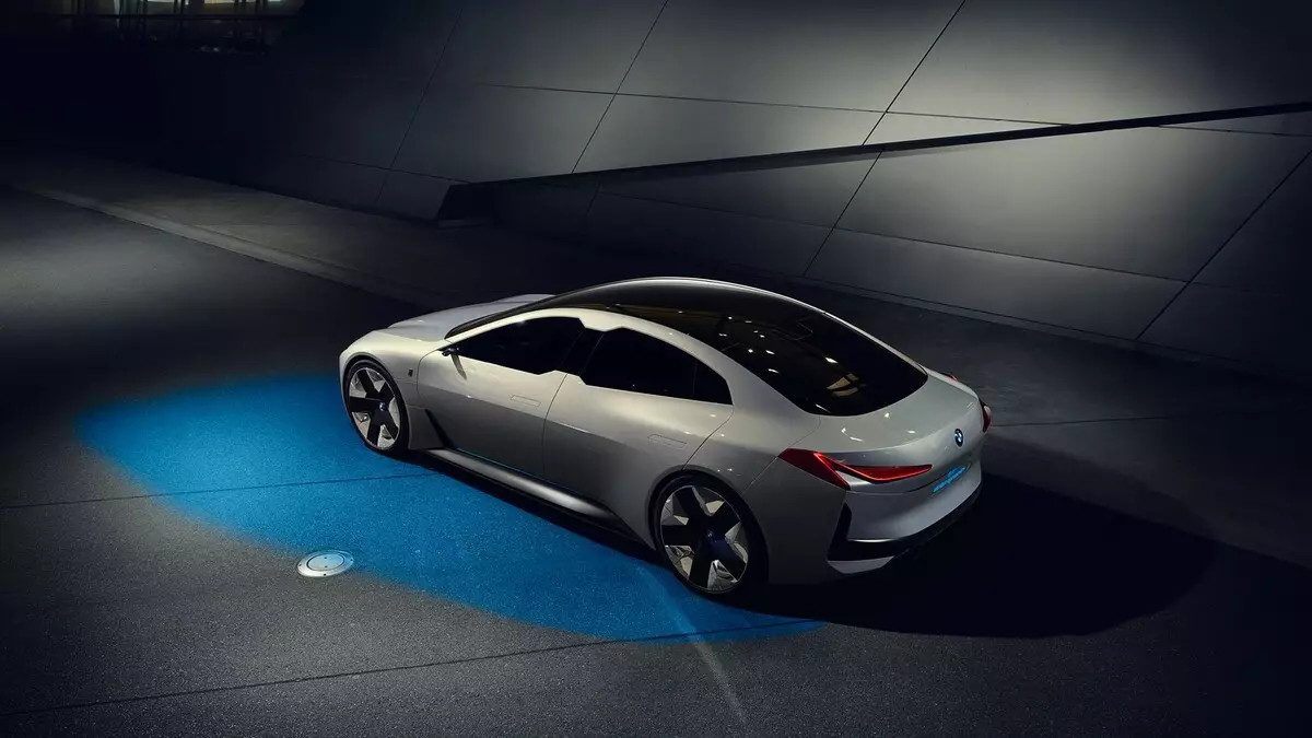 BMW atnešė elektrinį sedaną į Frankfurtą 35670_6