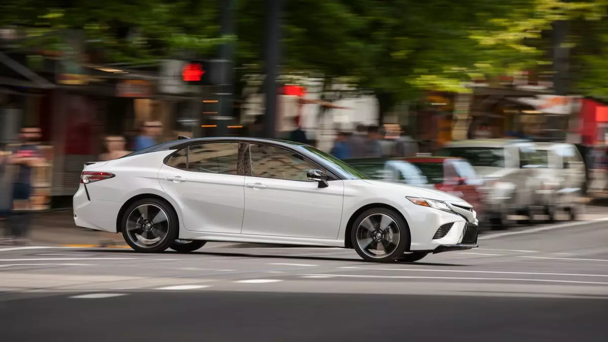 Neie Toyota Camry preparéiert sech op de Verkaf 35713_2