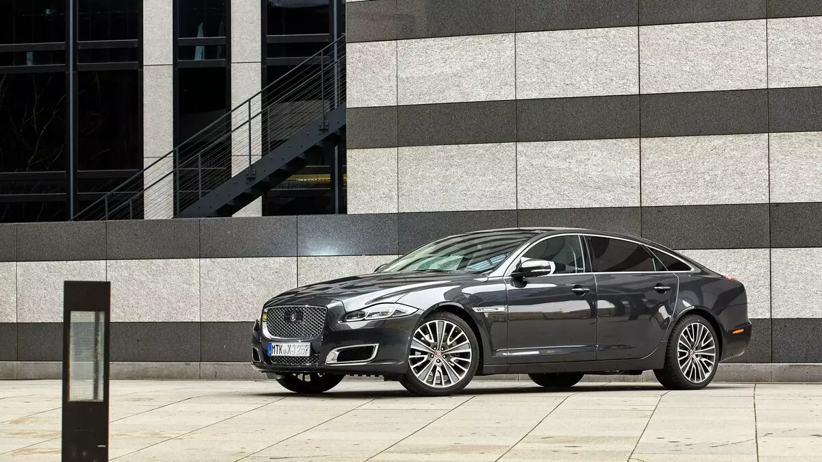 Jaguar XJ.