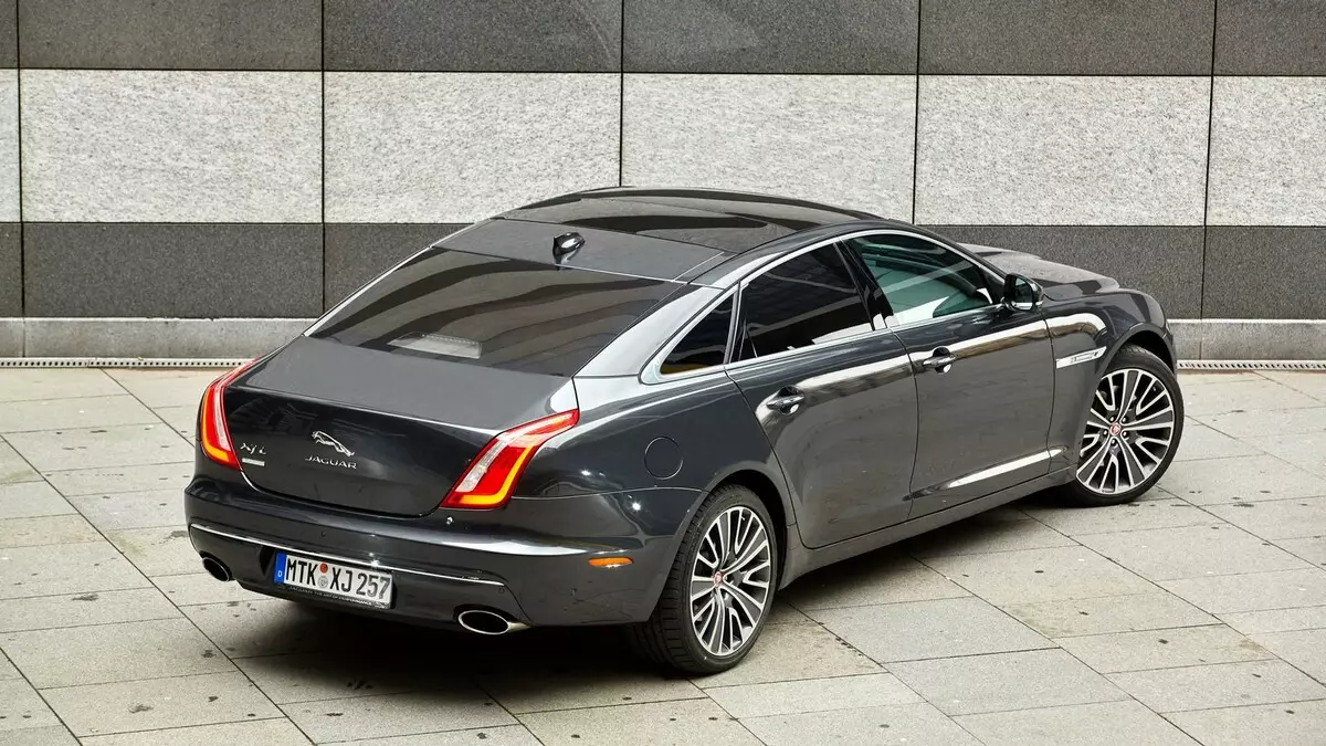 Jaguar XJ ။