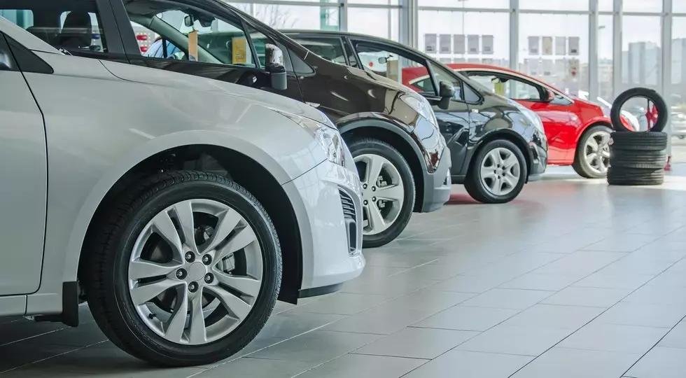 Daghang bag-ong mga awto sa Salon sa Dealership.