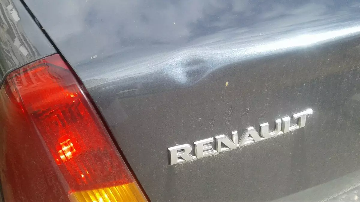 ট্রাঙ্ক উপর Renault Logan Smithin