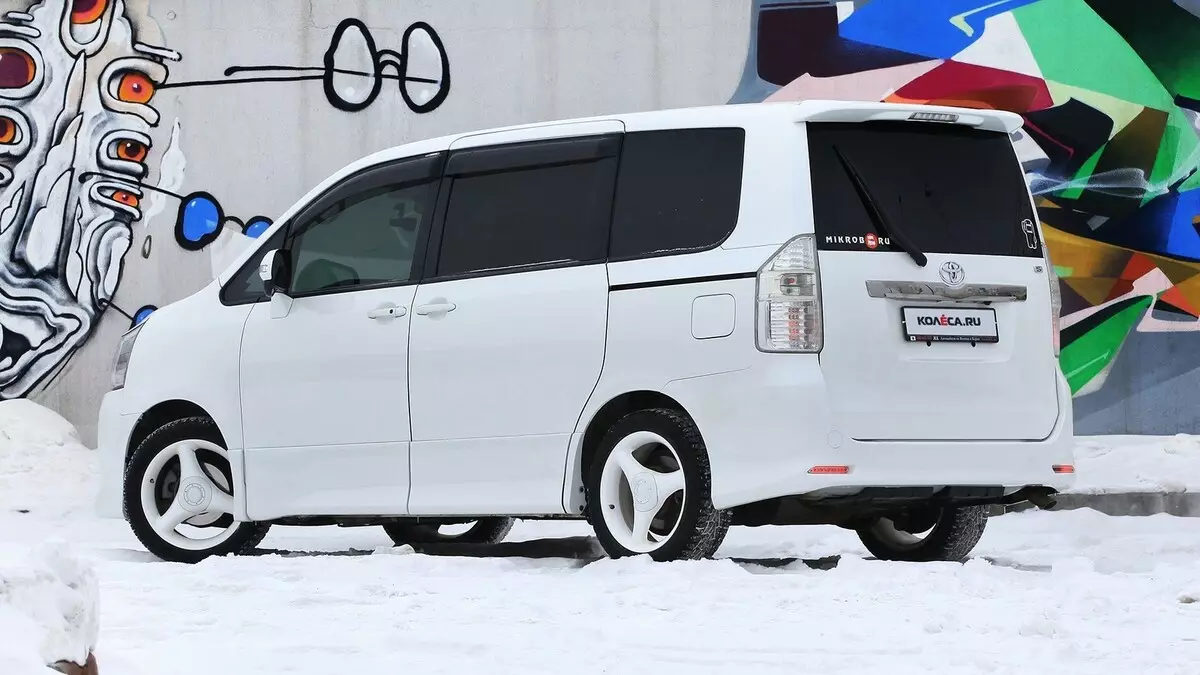 Uit het leven van microben: de ervaring van het bezit van Toyota Noah S 35875_4