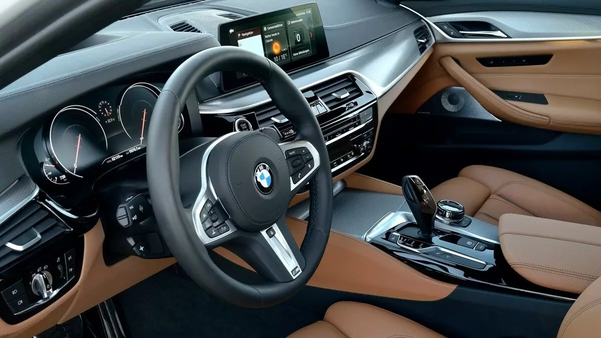 Mae Autopilot yn cael ei ganslo: profi gyrru BMW newydd 540i SDrive 36360_3