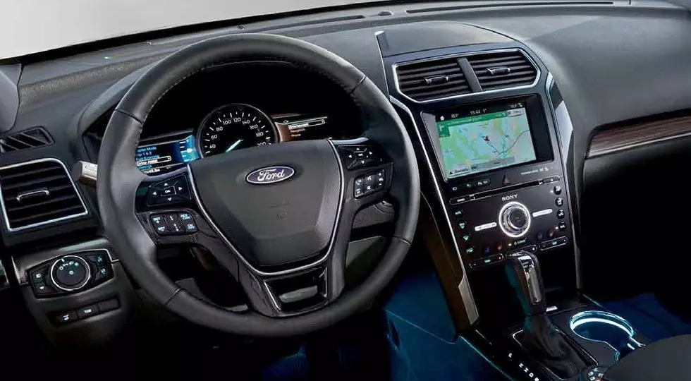 Actualizado Ford Explorer ha caído en precio en la Federación de Rusia y perdió la versión superior del deporte. 36425_2