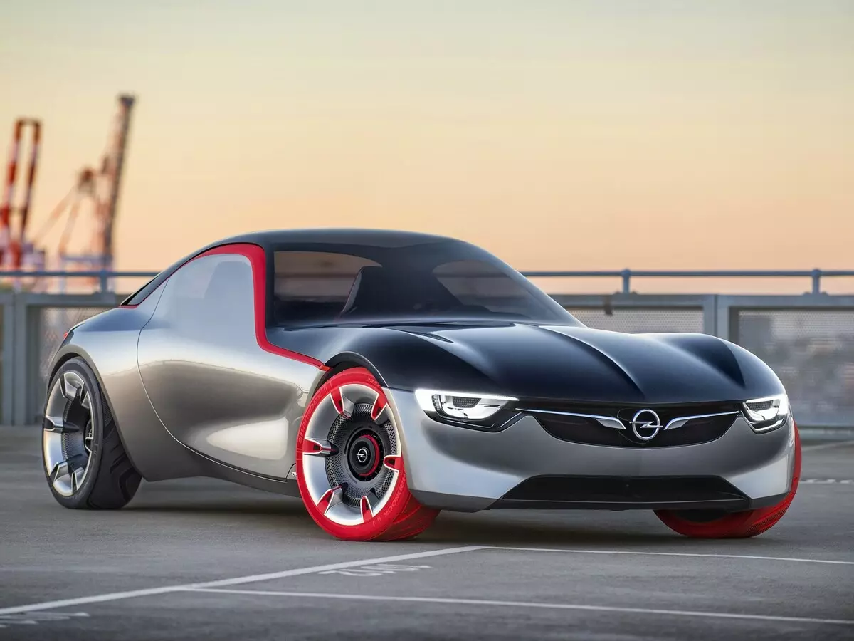 New Coupe Opel GT "kiraro" ao amin'ny Red Greet sy ny tànana mitantana varavarana