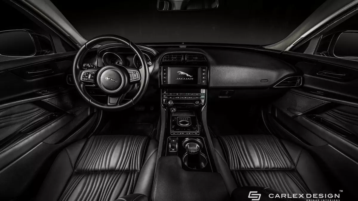 Nakakuha si Jaguar XE ng eksklusibong interior. 36500_1