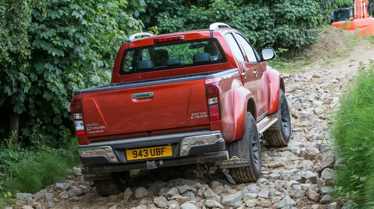 Wala'y ingon nga off-road: Ang Isuzu D-Max Arctic Trucks moabut sa Russia 36505_7