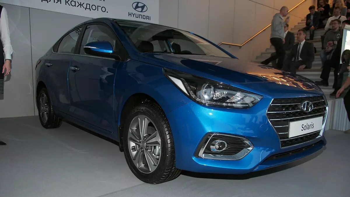 Lehen ministroa bestseller: Hyundai-k Solaris berria aurkeztu zuen Errusiarentzat 36506_2