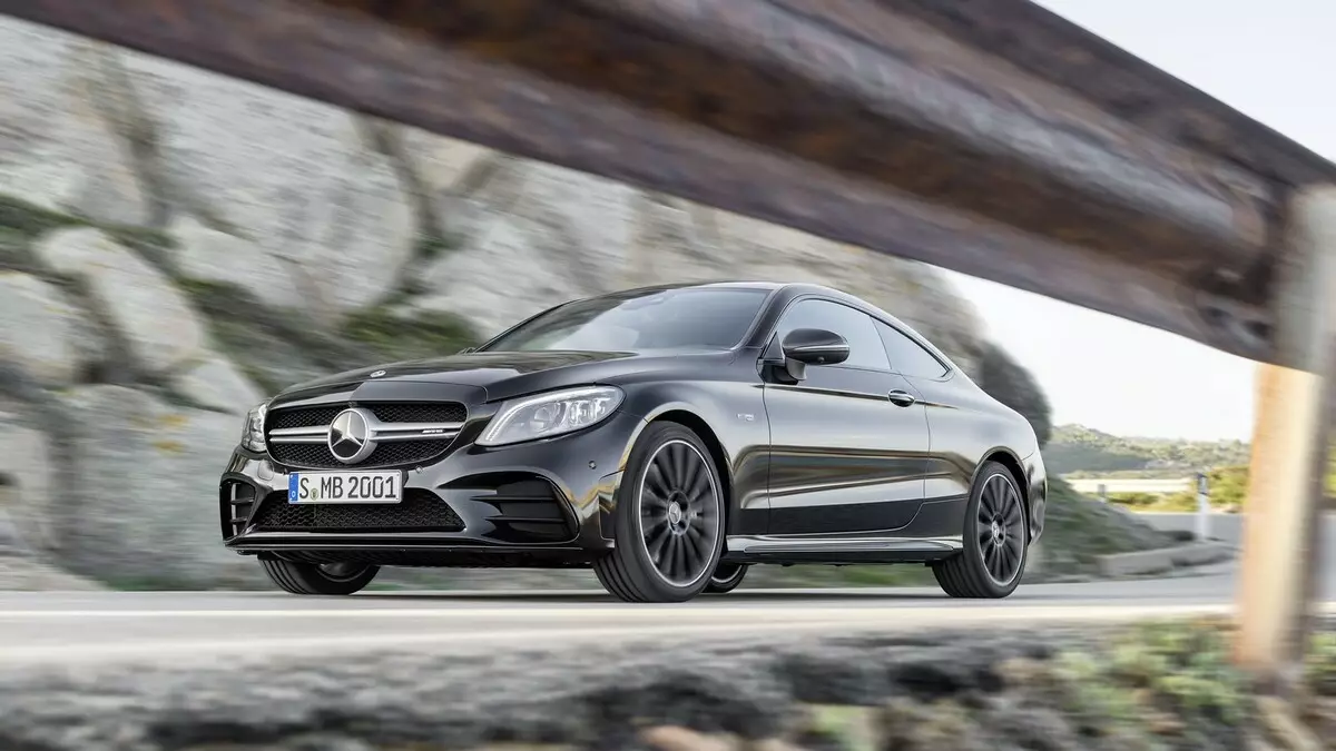 Mercedes-Benz uppdaterade tvådörr C-Class 36556_15