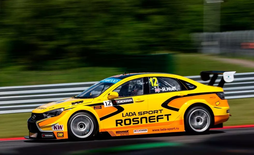 Perlombaan WTCC Slovakia. Rob Huff menunjukkan waktu terbaik dalam praktik pertama