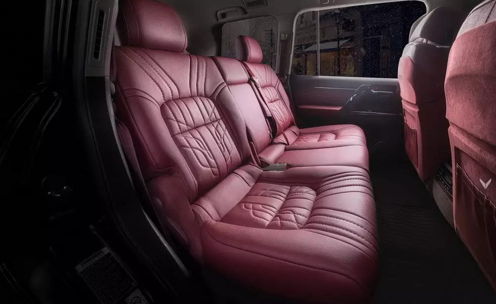 Vilner introducerede interiøret til Toyota Land Cruiser på basis af pladser fra BMW E60 36817_5