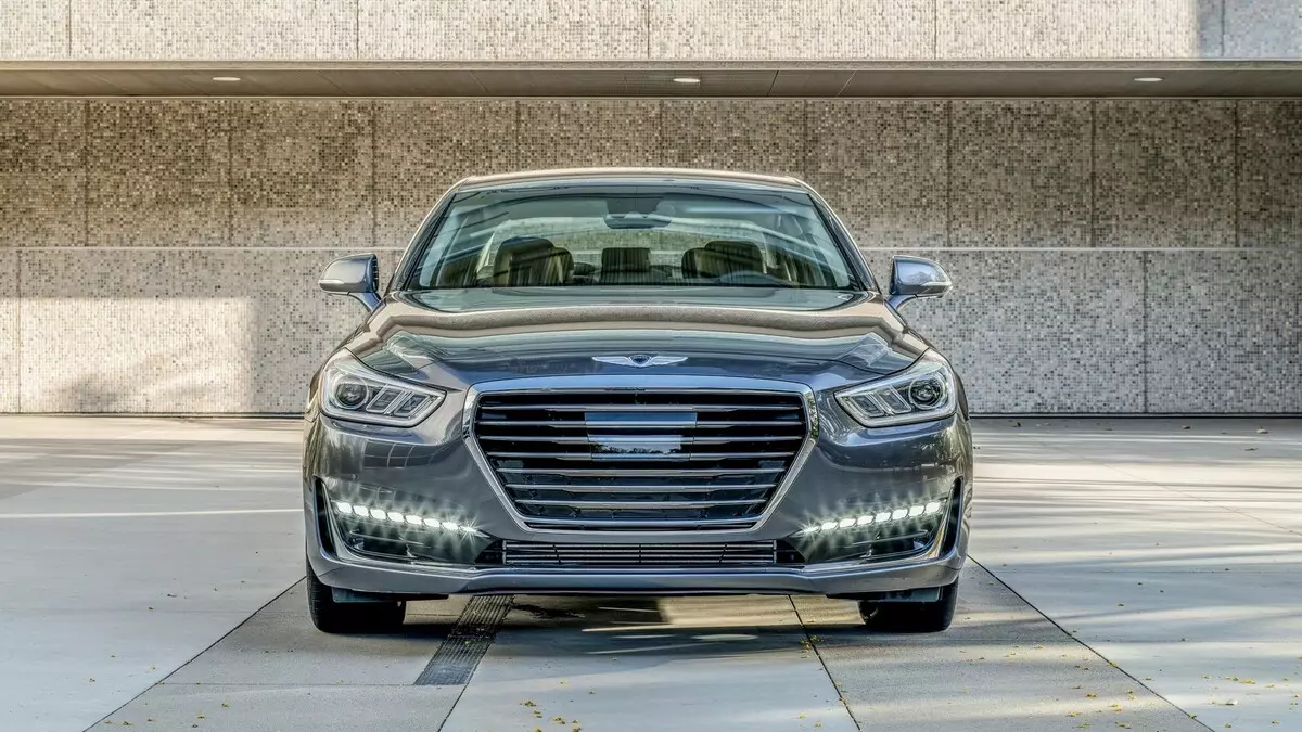 Yn y llun: Genesis G90