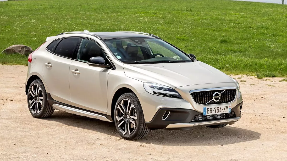 Kuvassa: Volvo V40 D3 Cross Country'2016-n.v.