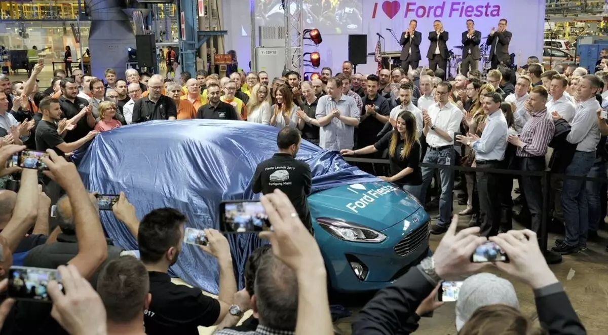 Neuer Ford Fiesta läuft Köln vom тобунда
