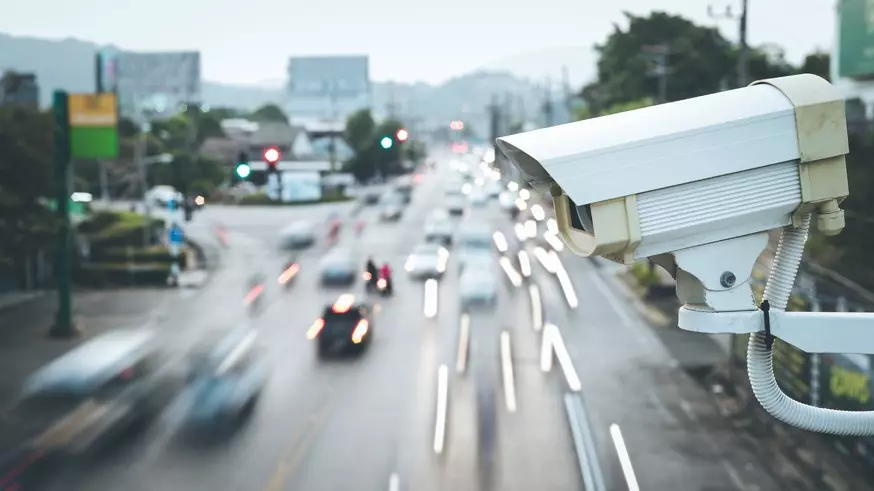 Caméra CCTV de sécurité fonctionnant sur la route