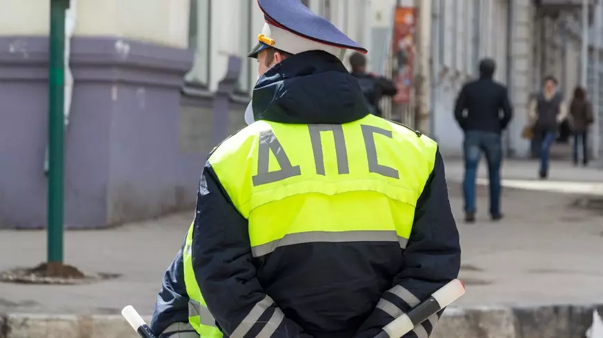 Russesch Polizisten stiechen duerch d'Strooss an der Kalkierfaarf Uniform