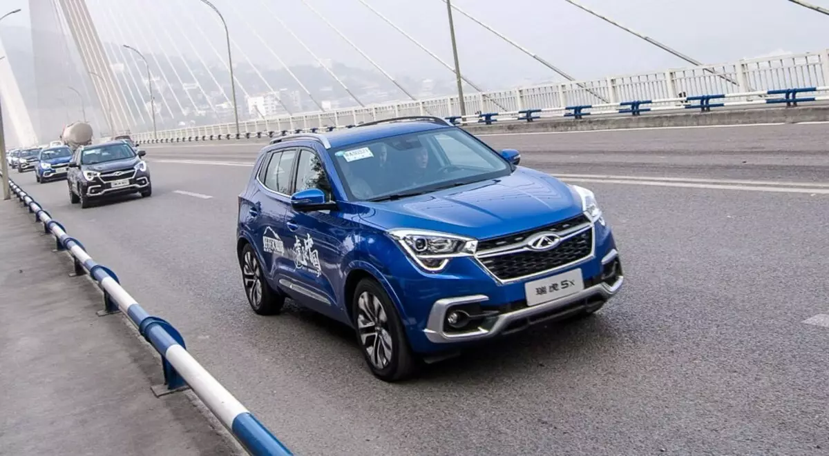 នៅក្នុងខ្សែរ Chery, ប្រភេទ Crossover Tiggo 4. នៅប្រទេសរុស្ស៊ី - រួចហើយនៅឆ្នាំនេះ 37437_5