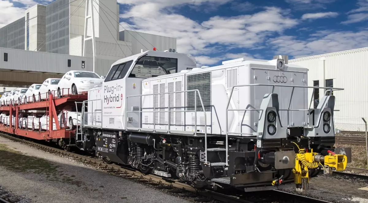 Audi hired a hybrid locomotive 37515_2