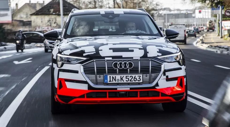 Cov Audi E-Tron Prototype hauv Geneva