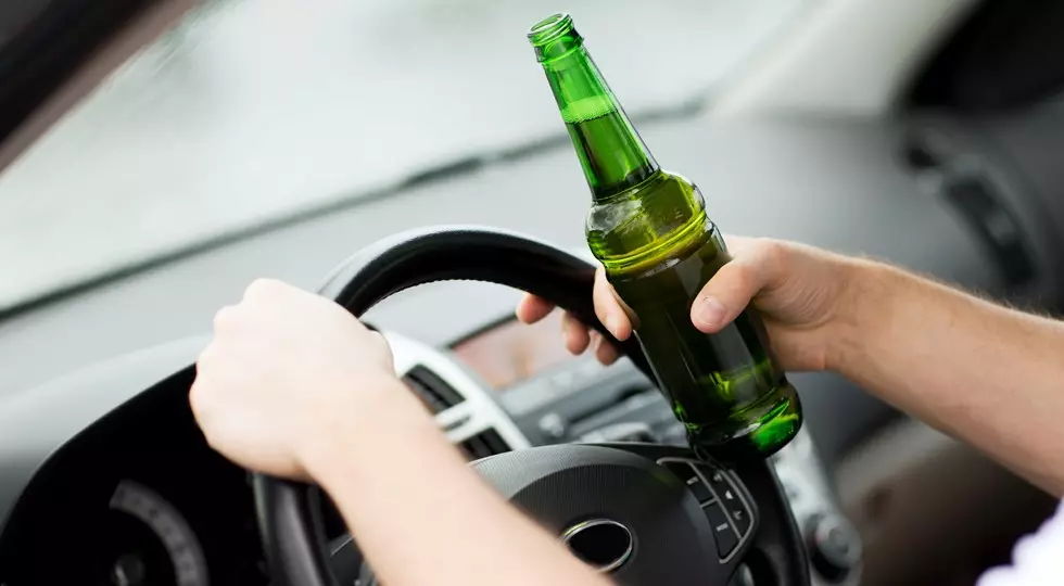 Man alcohol drinken tijdens het besturen van de auto