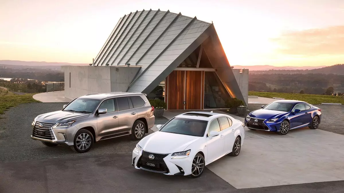 2015 Lexus GS 200T F Sport (Front), LX 570 (esquerra) i RC 200t (posterior)