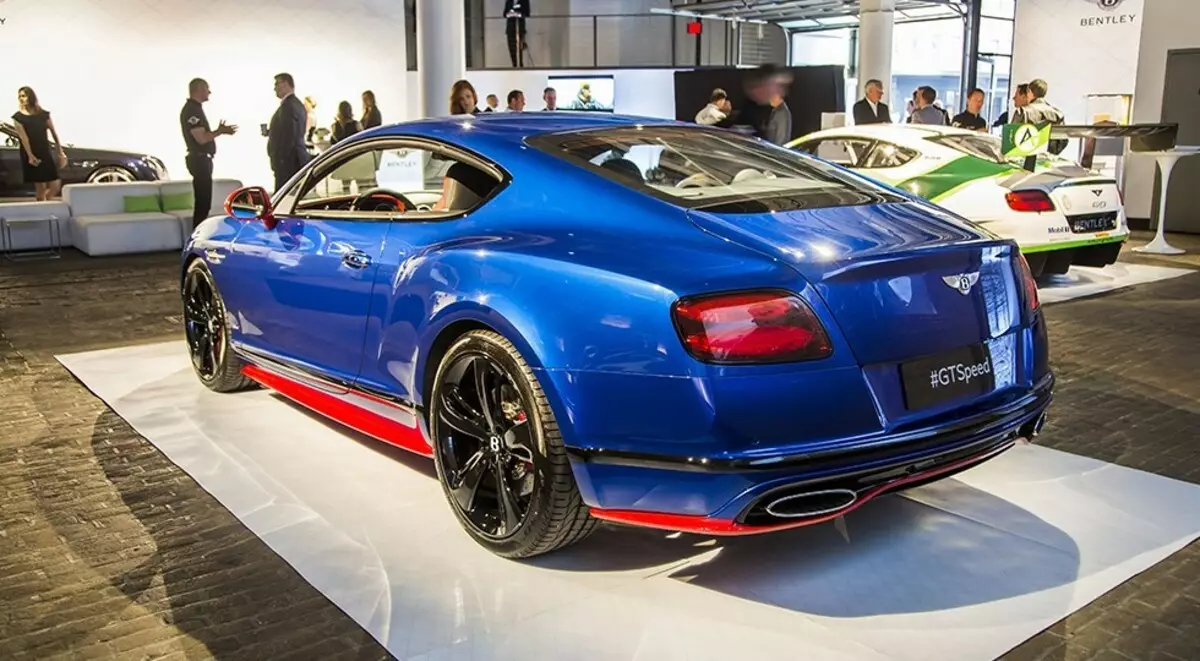 Լուսանկարում, Bentley Continental GT արագությունը Նյու Յորքում