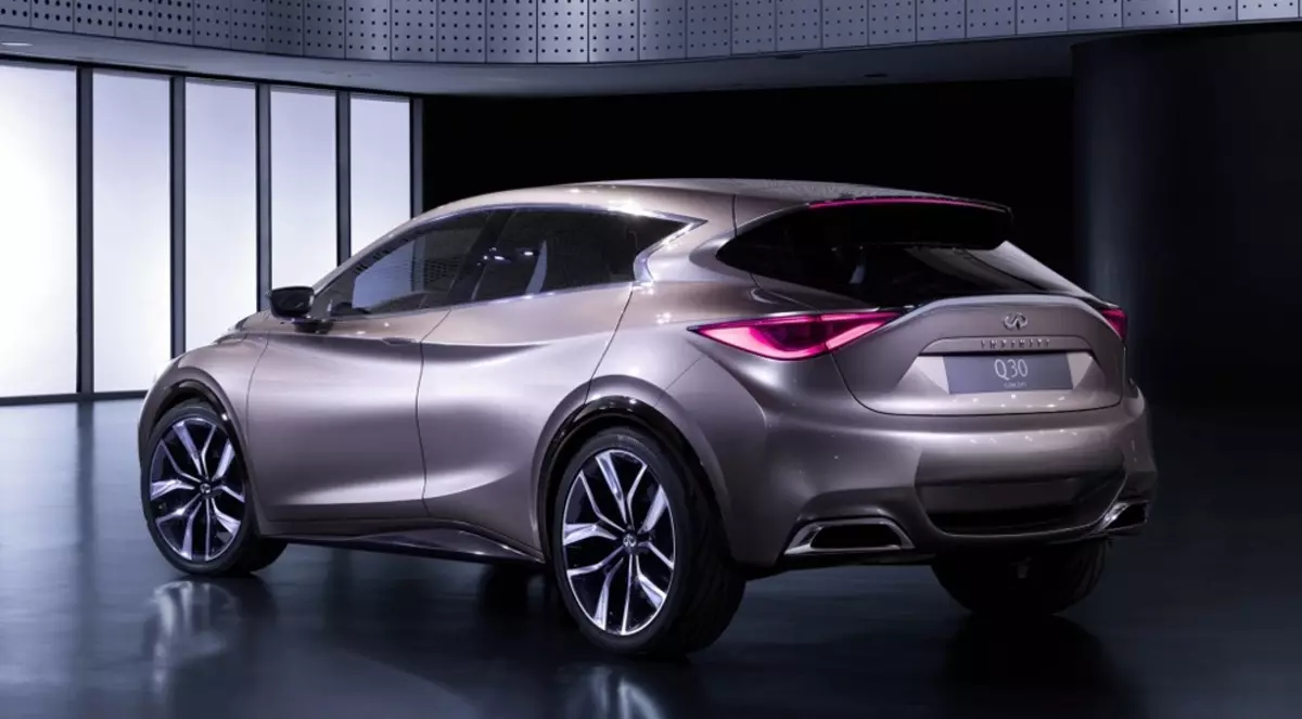 Infiniti Q30 pral sou vant nan Larisi nan 2016 377_4