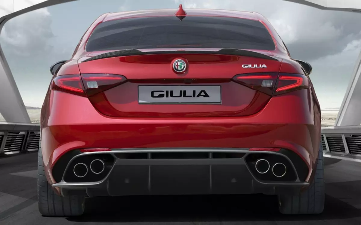 Alfa_roomeo_giulia_quadrifoglio_verde_5.jpeg