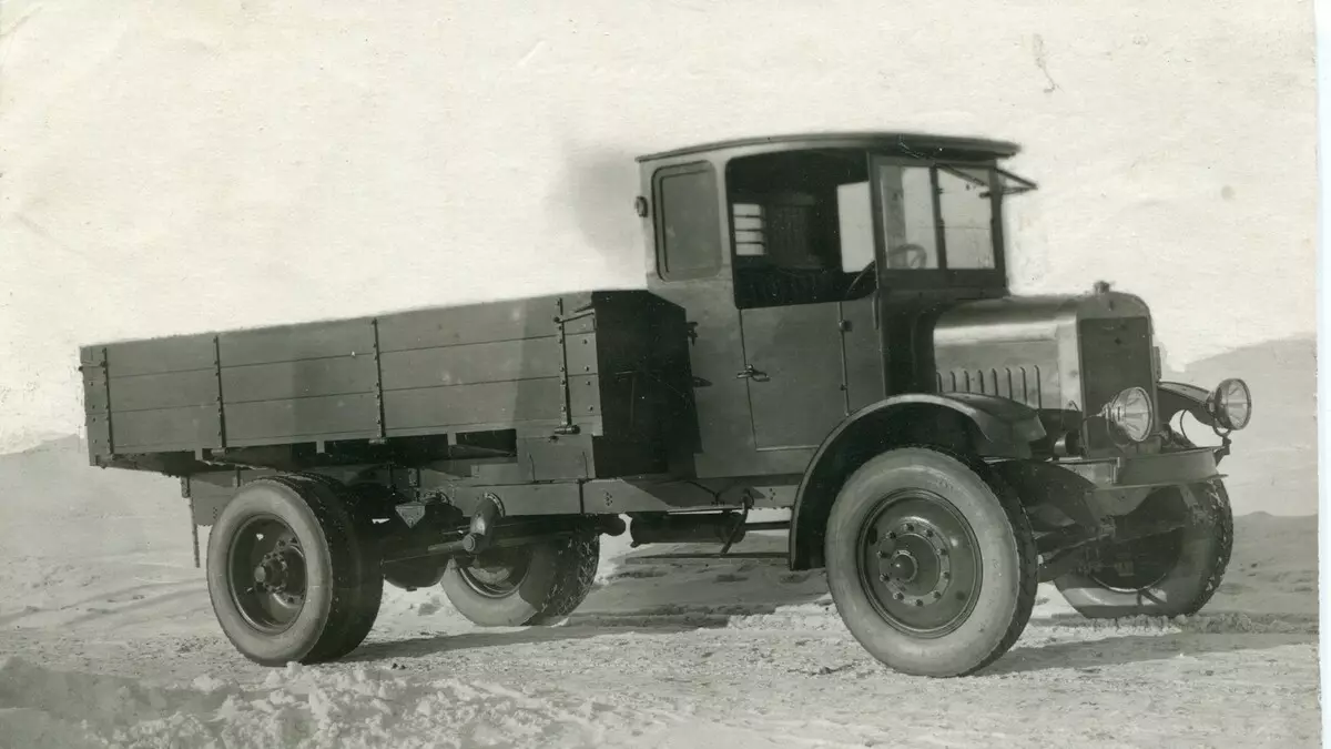 Auto I-3 prvního domácího designu byl vyroben od 1925 do roku 1928.