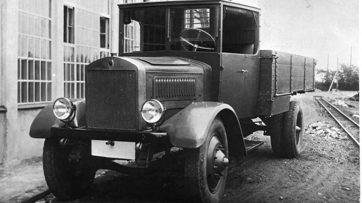 De earste swiere truck yn 'e USSR I-4, 1928