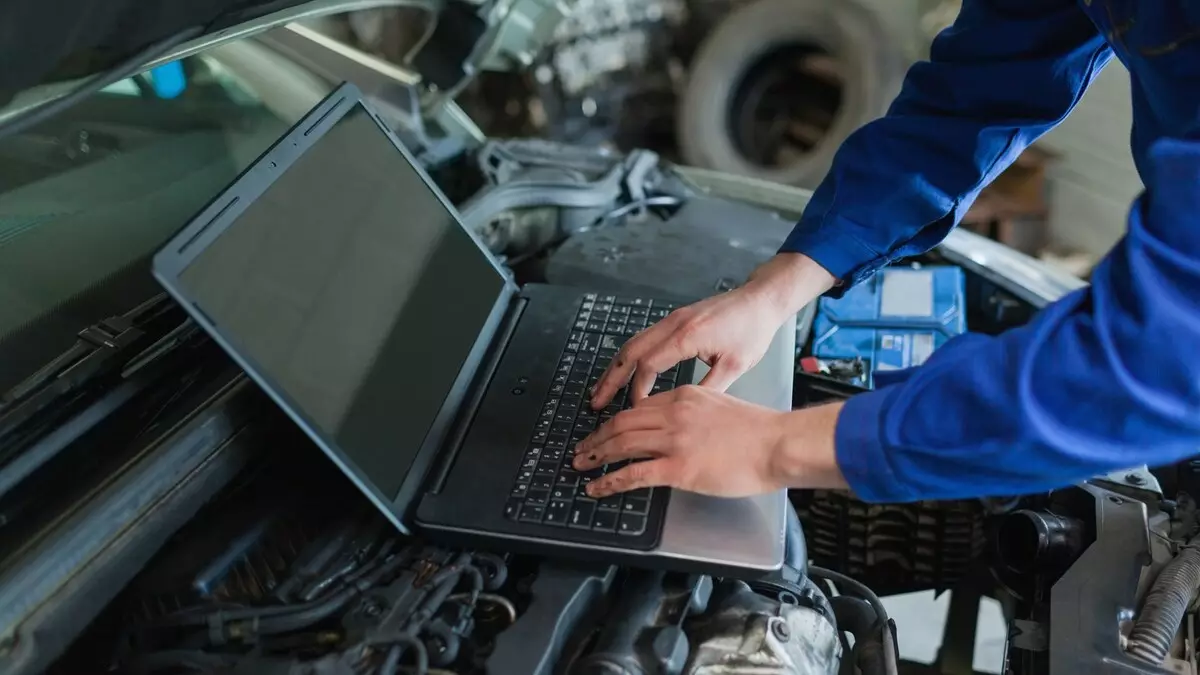 Kusa da Injiniyan Auto ta amfani da kwamfutar tafi-da-gidanka