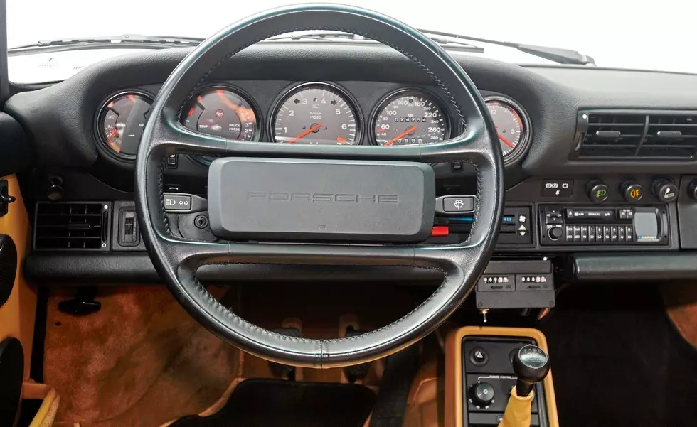 1976 yildan keyin Porsche serial avtomashinasidagi rulni "Barkaka" ga juda o'xshash bo'lib, u "Barkaka" ga juda o'xshash bo'lib, bu zhiguli plashi bilan ajralib turdi