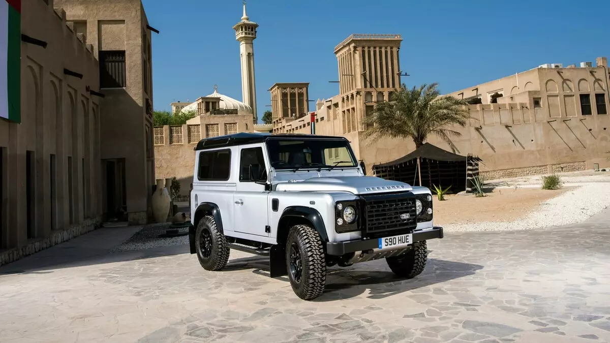 Land_rover_defender_90_2_000_000th_8.