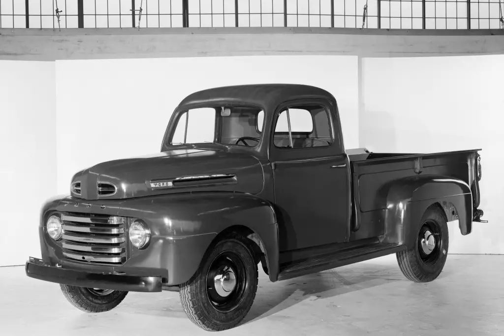 Ir čia yra pirmosios kartos 1948 m. Pavyzdžio Ford F. Ne tiesa, ar stilistinis panašumas yra akivaizdus? Techniškai