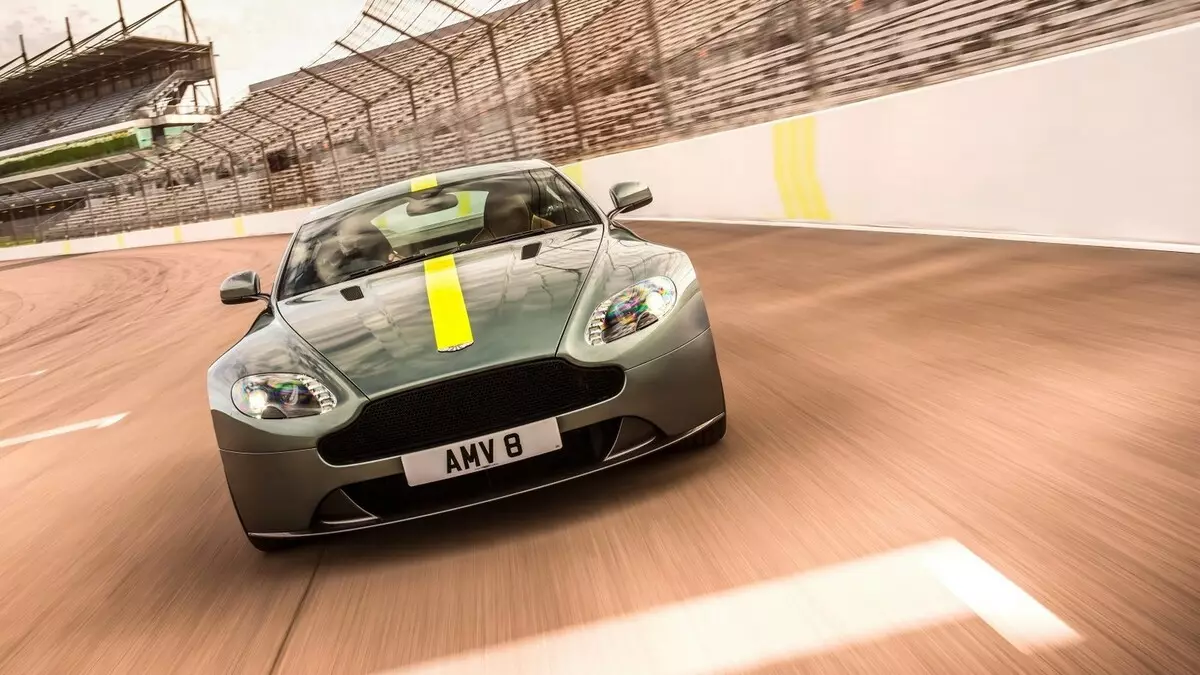 Aston Martin은 Amr Subbreak의 첫 번째 스포츠카를 소개했습니다. 38292_1