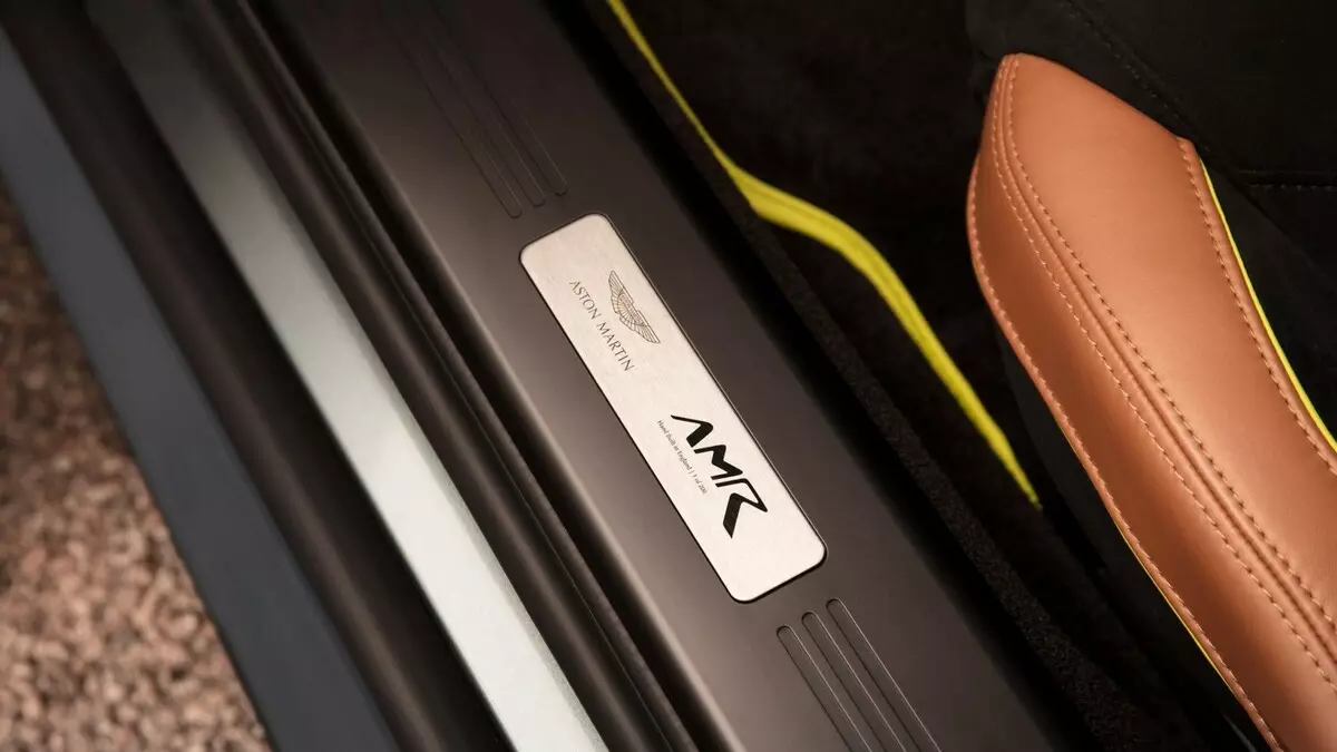 Aston Martin은 Amr Subbreak의 첫 번째 스포츠카를 소개했습니다. 38292_12
