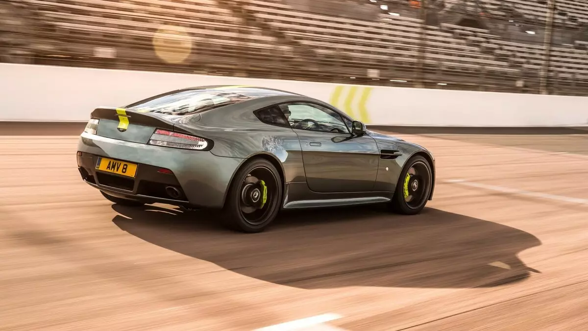 Aston Martin представила перший спорткар суббренда AMR 38292_3