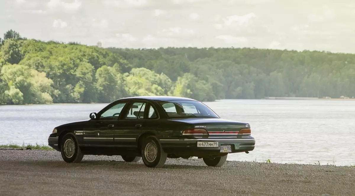 Uzoefu katika Ford Crown Victoria: utukufu wako wa kifalme 38395_10