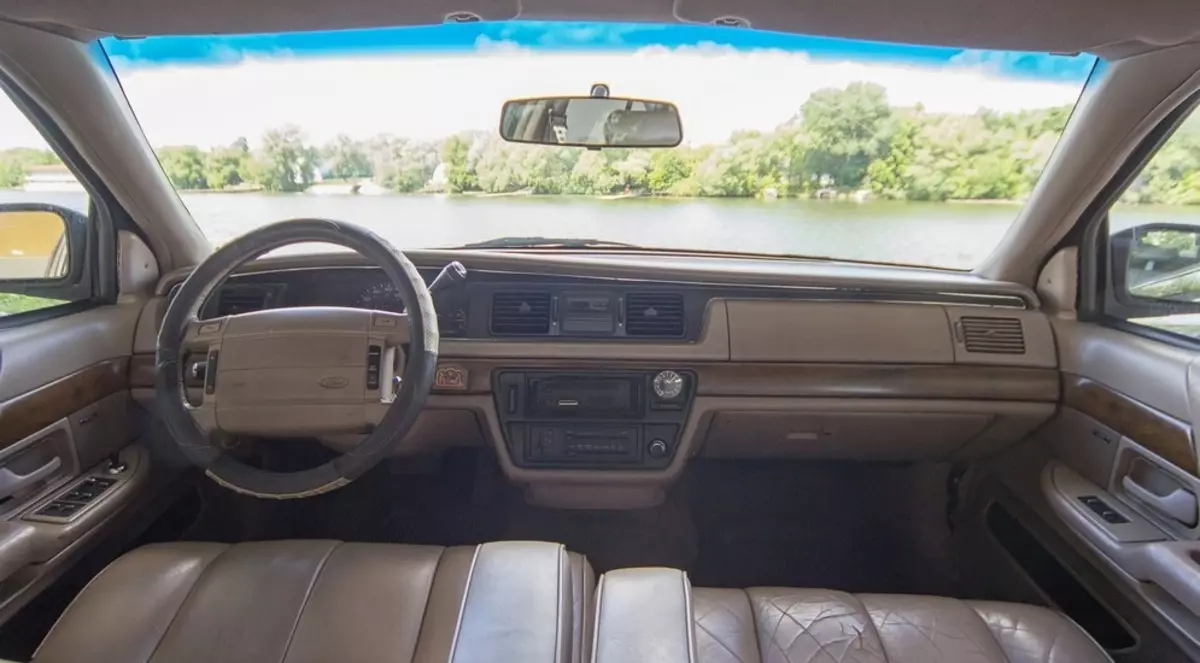 Experiența în Ford Crown Victoria: Majestatea dvs. regală 38395_3